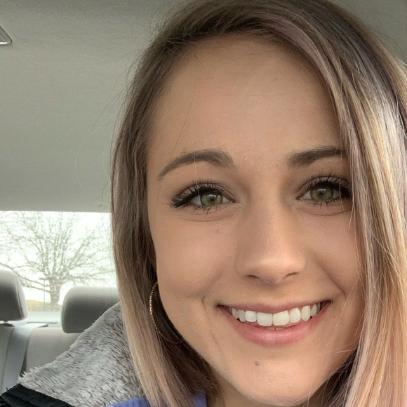 Sarah's Closet (@sarah_hurst) | Poshmark